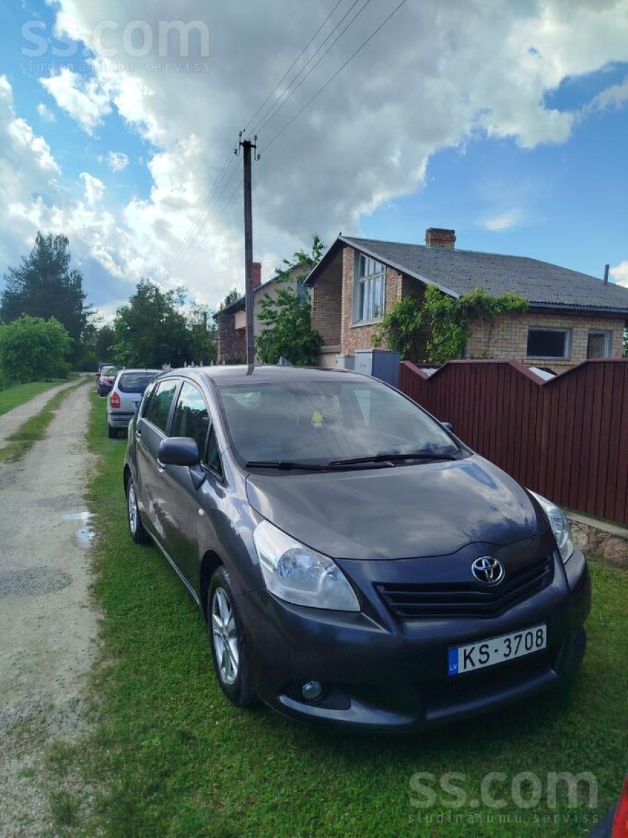 Pelēks Toyota Verso 2010 Jelgava, ar dzinēja tilpumu 2.00 L un nobraukumu 290 tūkst. km par 2700 €, foto 1 vietnē AUTOMOTO.COM.LV