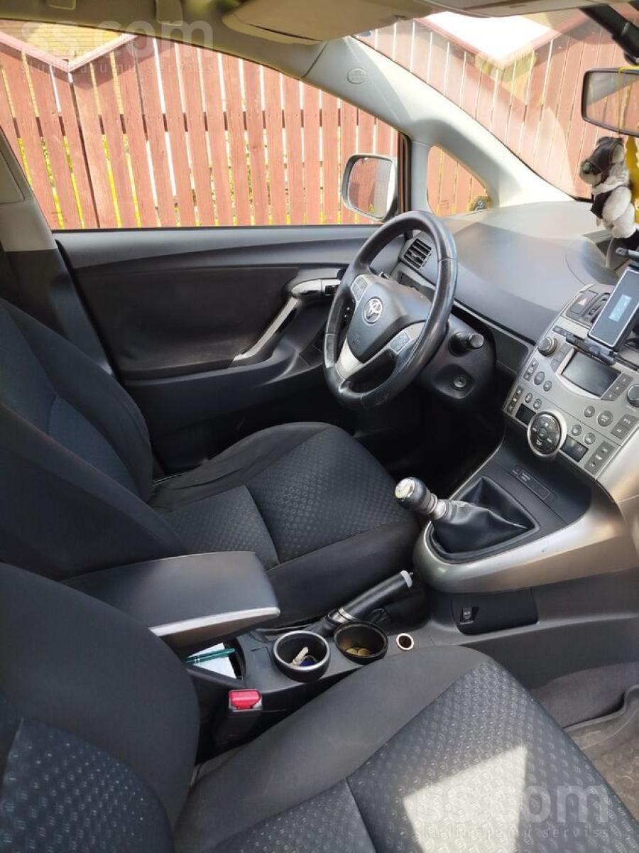 Pelēks Toyota Verso 2010 Jelgava, ar dzinēja tilpumu 2.00 L un nobraukumu 290 tūkst. km par 2700 €, foto 5 vietnē AUTOMOTO.COM.LV