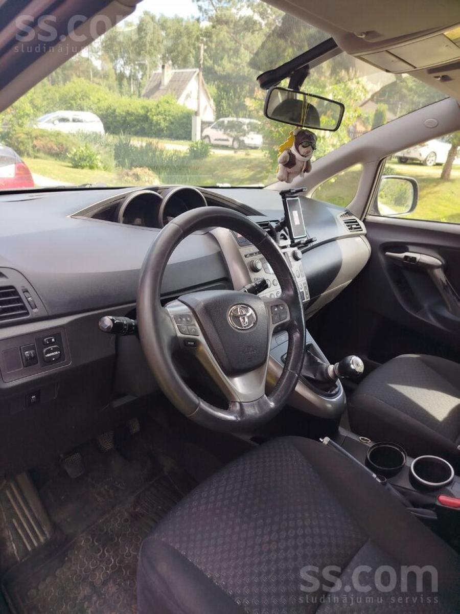 Pelēks Toyota Verso 2010 Jelgava, ar dzinēja tilpumu 2.00 L un nobraukumu 290 tūkst. km par 2700 €, foto 6 vietnē AUTOMOTO.COM.LV