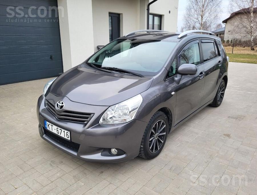 Grey Toyota Verso 2010 in Riga, with an engine capacity of 2.00 L and mileage of 205 thousand km for 3950 €, photo 1 on AUTOMOTO.COM.LV