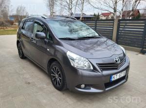 Grey Toyota Verso 2010 in Riga, with an engine capacity of 2.00 L and mileage of 205 thousand km for 3950 €, photo 3 on AUTOMOTO.COM.LV