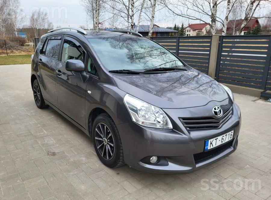 Grey Toyota Verso 2010 in Riga, with an engine capacity of 2.00 L and mileage of 205 thousand km for 3950 €, photo 3 on AUTOMOTO.COM.LV