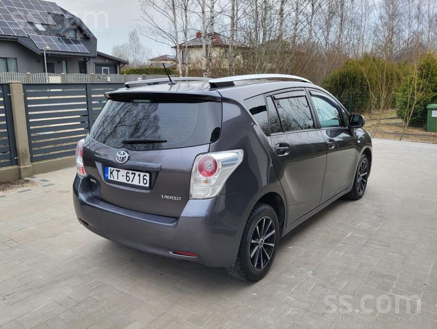 Grey Toyota Verso 2010 in Riga, with an engine capacity of 2.00 L and mileage of 205 thousand km for 3950 €, photo 4 on AUTOMOTO.COM.LV