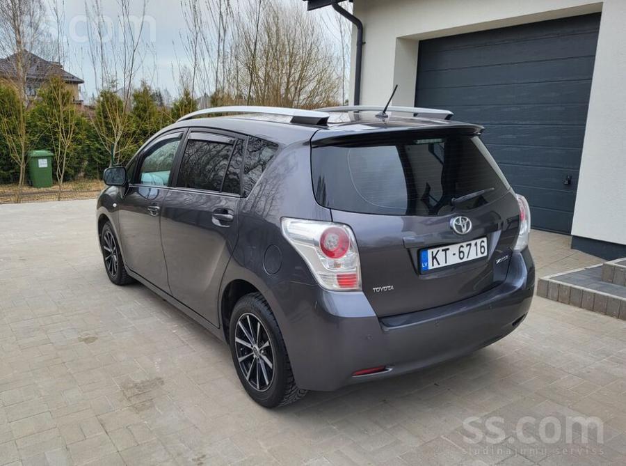 Grey Toyota Verso 2010 in Riga, with an engine capacity of 2.00 L and mileage of 205 thousand km for 3950 €, photo 5 on AUTOMOTO.COM.LV