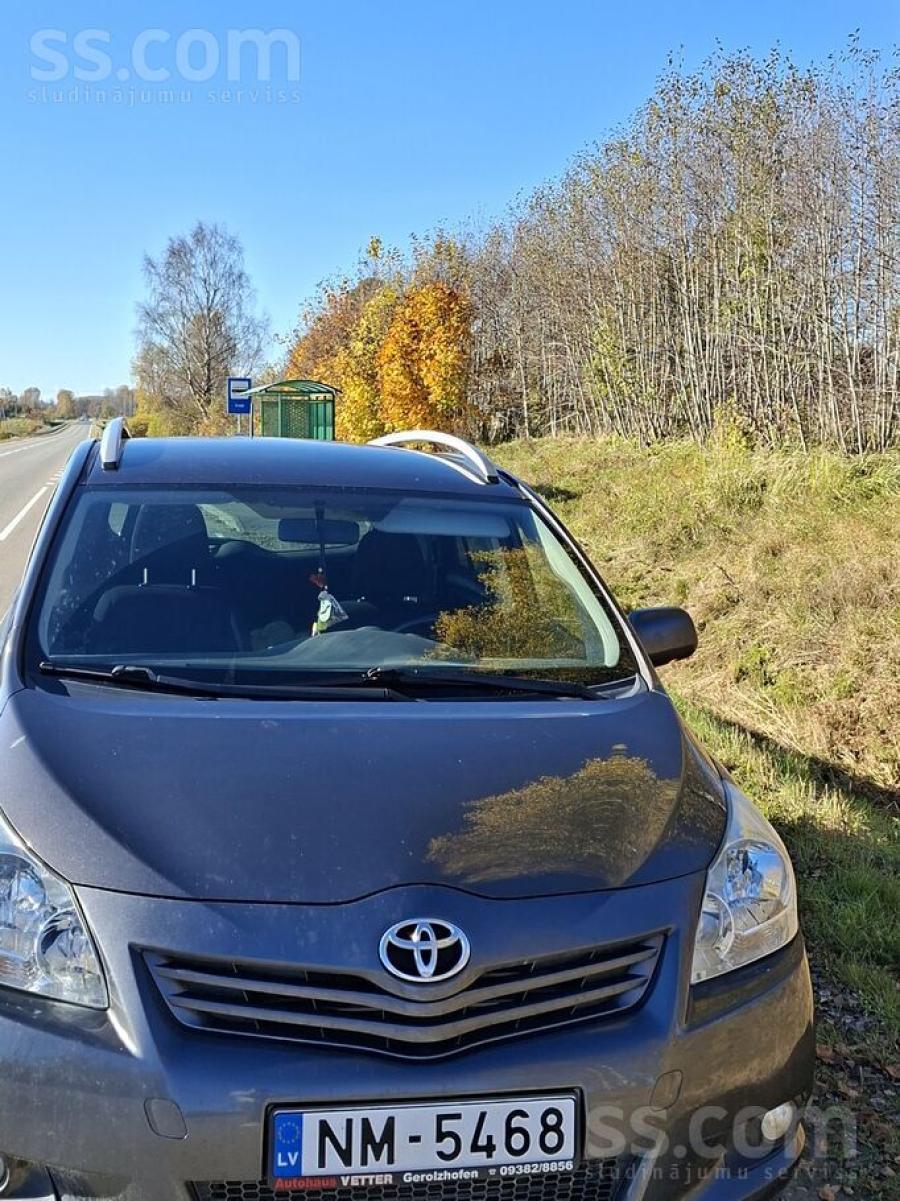 Pelēks Toyota Verso 2010 Gulbene, ar dzinēja tilpumu 2.00 L un nobraukumu 327 tūkst. km par 5000 €, foto 4 vietnē AUTOMOTO.COM.LV