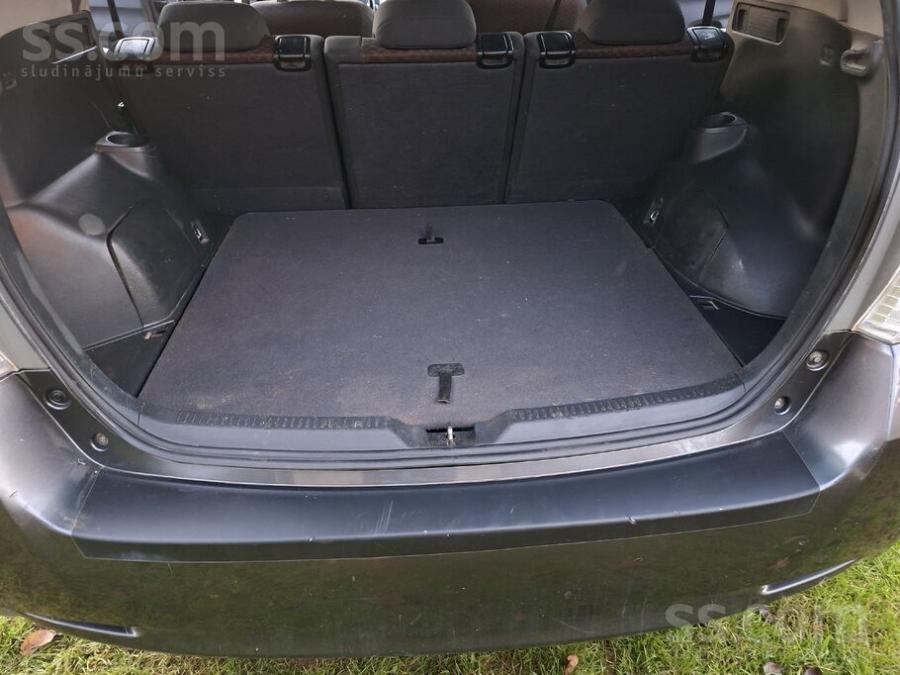 Pelēks Toyota Verso 2010 Gulbene, ar dzinēja tilpumu 2.00 L un nobraukumu 327 tūkst. km par 5000 €, foto 5 vietnē AUTOMOTO.COM.LV