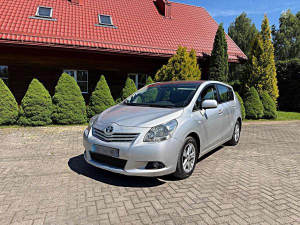 Pelēks Toyota Verso 2010 Kaišiadorys, ar dzinēja tilpumu 2.00 L un nobraukumu 271 tūkst. km par 3970 €, foto 1 vietnē AUTOMOTO.COM.LV