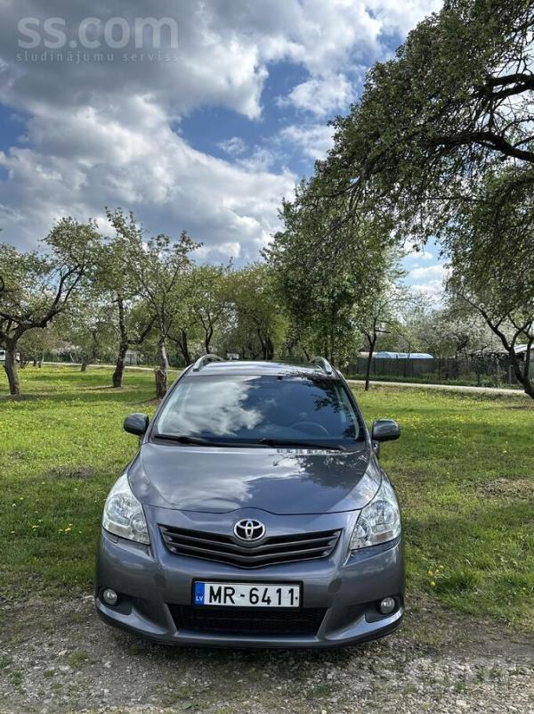 Grey Toyota Verso 2010 in Riga, with an engine capacity of 2.20 L and mileage of 240 thousand km for 3500 €, photo 1 on AUTOMOTO.COM.LV