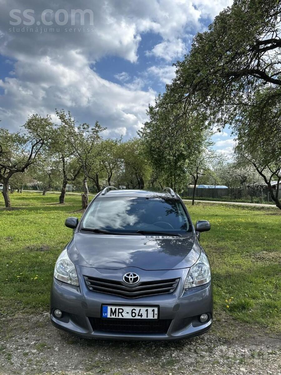 Pelēks Toyota Verso 2010 Rīga, ar dzinēja tilpumu 2.20 L un nobraukumu 240 tūkst. km par 3500 €, foto 1 vietnē AUTOMOTO.COM.LV