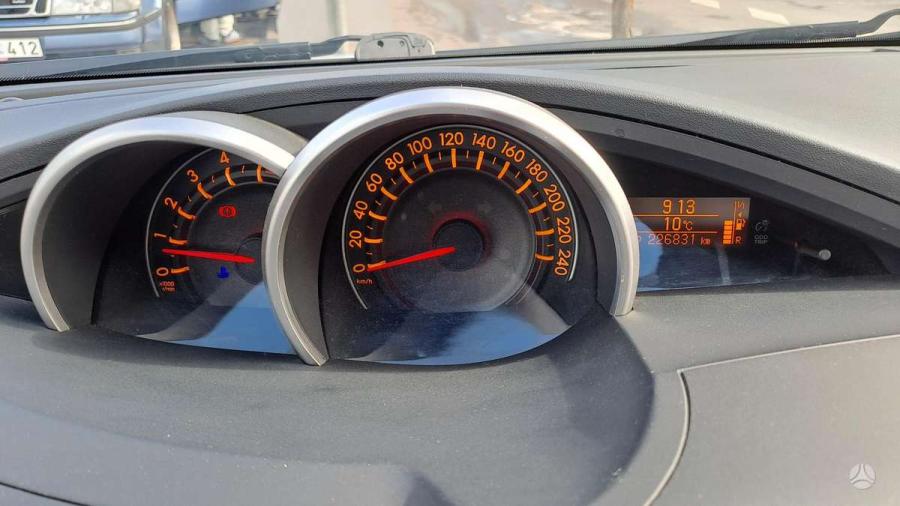 Grey Toyota Verso 2010 in Vilnius, with an engine capacity of 2.00 L and mileage of 227 thousand km for 4500 €, photo 9 on AUTOMOTO.COM.LV