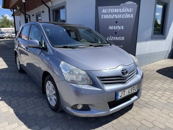 Grey Toyota Verso 2010 in Talsi, with an engine capacity of 1.80 L and mileage of 182 thousand km for 4990 €, photo 1 on AUTOMOTO.COM.LV
