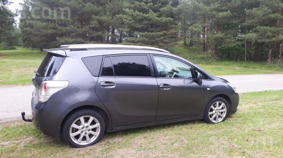Pelēks Toyota Verso 2010 Rīga, ar dzinēja tilpumu 2.00 L un nobraukumu 276 tūkst. km par 3200 €, foto 3 vietnē AUTOMOTO.COM.LV