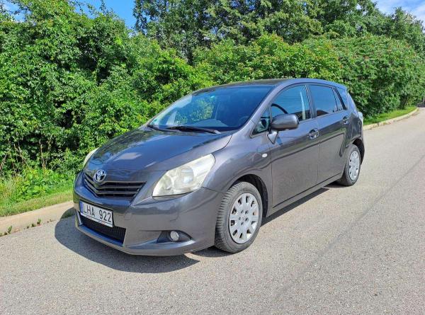 Pelēks Toyota Verso 2010 Alīta, ar dzinēja tilpumu 2.00 L un nobraukumu 300 tūkst. km par 4150 €, foto 1 vietnē AUTOMOTO.COM.LV