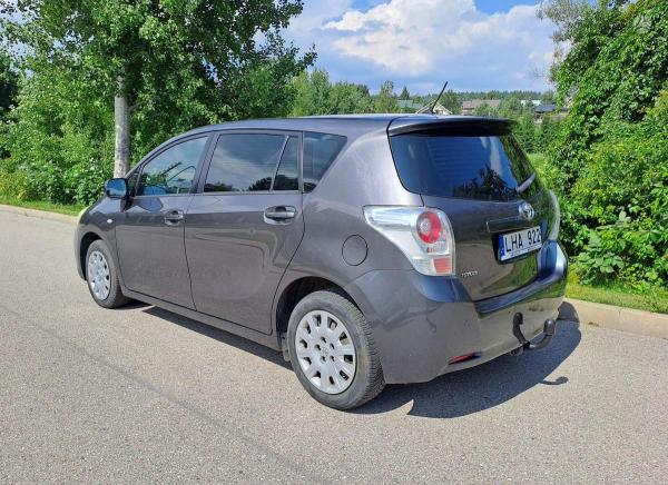 Pelēks Toyota Verso 2010 Alīta, ar dzinēja tilpumu 2.00 L un nobraukumu 300 tūkst. km par 4150 €, foto 2 vietnē AUTOMOTO.COM.LV