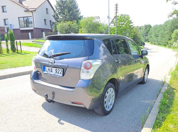 Pelēks Toyota Verso 2010 Alīta, ar dzinēja tilpumu 2.00 L un nobraukumu 300 tūkst. km par 4150 €, foto 4 vietnē AUTOMOTO.COM.LV