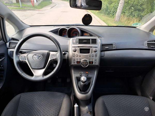 Pelēks Toyota Verso 2010 Alīta, ar dzinēja tilpumu 2.00 L un nobraukumu 300 tūkst. km par 4150 €, foto 5 vietnē AUTOMOTO.COM.LV
