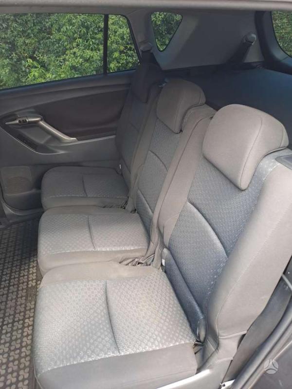 Pelēks Toyota Verso 2010 Alīta, ar dzinēja tilpumu 2.00 L un nobraukumu 300 tūkst. km par 4150 €, foto 8 vietnē AUTOMOTO.COM.LV