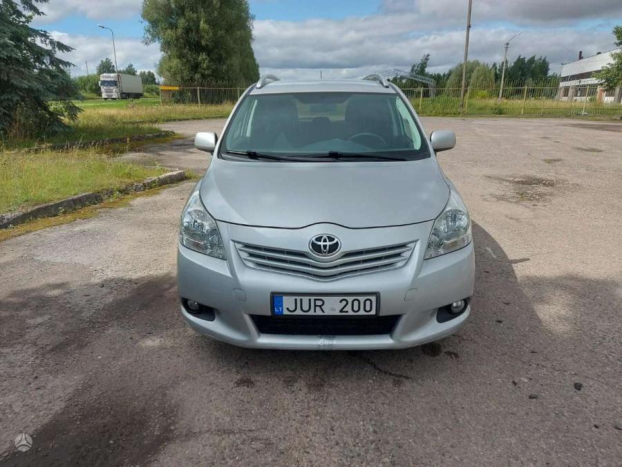 Grey Toyota Verso 2010 in Ukmerge, with an engine capacity of 2.00 L and mileage of 215 thousand km for 3550 €, photo 3 on AUTOMOTO.COM.LV