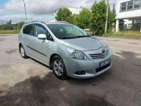 Grey Toyota Verso 2010 in Ukmerge, with an engine capacity of 2.00 L and mileage of 215 thousand km for 3550 €, photo 3 on AUTOMOTO.COM.LV