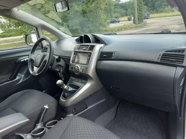 Grey Toyota Verso 2010 in Ukmerge, with an engine capacity of 2.00 L and mileage of 215 thousand km for 3550 €, photo 8 on AUTOMOTO.COM.LV