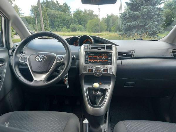 Grey Toyota Verso 2010 in Ukmerge, with an engine capacity of 2.00 L and mileage of 215 thousand km for 3550 €, photo 9 on AUTOMOTO.COM.LV