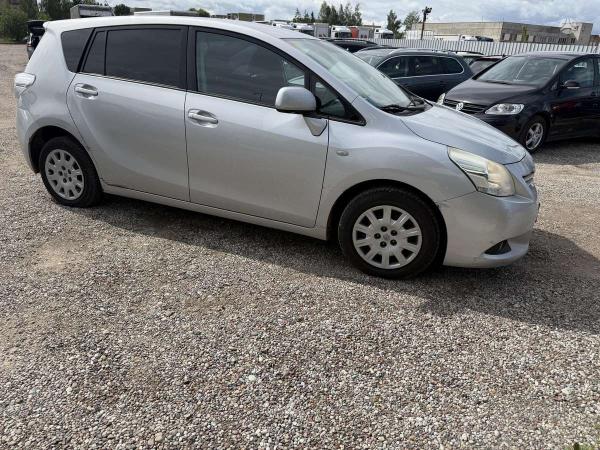 Pelēks Toyota Verso 2010 Jurbarkas, ar dzinēja tilpumu 2.00 L un nobraukumu 240 tūkst. km par 2299 €, foto 1 vietnē AUTOMOTO.COM.LV