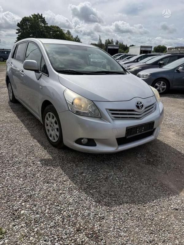 Pelēks Toyota Verso 2010 Jurbarkas, ar dzinēja tilpumu 2.00 L un nobraukumu 240 tūkst. km par 2299 €, foto 2 vietnē AUTOMOTO.COM.LV