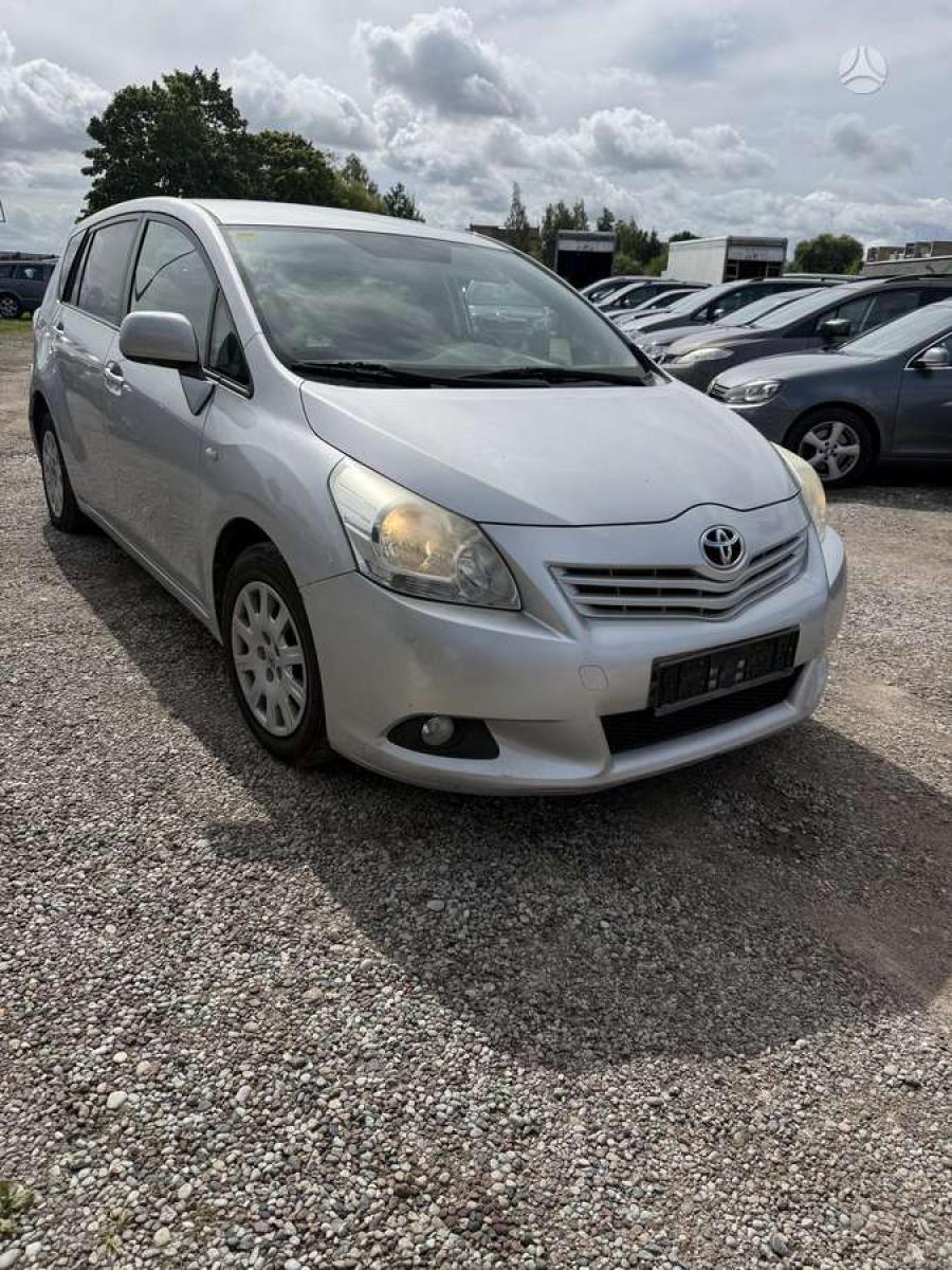 Pelēks Toyota Verso 2010 Jurbarkas, ar dzinēja tilpumu 2.00 L un nobraukumu 240 tūkst. km par 2299 €, foto 3 vietnē AUTOMOTO.COM.LV