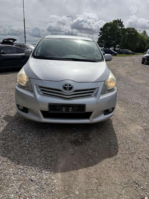 Pelēks Toyota Verso 2010 Jurbarkas, ar dzinēja tilpumu 2.00 L un nobraukumu 240 tūkst. km par 2299 €, foto 3 vietnē AUTOMOTO.COM.LV