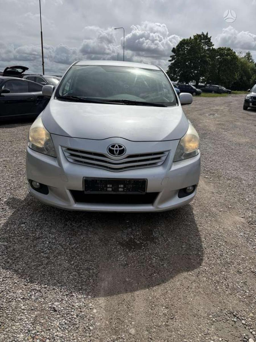 Pelēks Toyota Verso 2010 Jurbarkas, ar dzinēja tilpumu 2.00 L un nobraukumu 240 tūkst. km par 2299 €, foto 4 vietnē AUTOMOTO.COM.LV