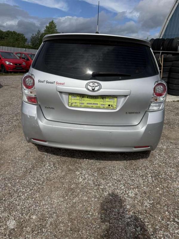 Pelēks Toyota Verso 2010 Jurbarkas, ar dzinēja tilpumu 2.00 L un nobraukumu 240 tūkst. km par 2299 €, foto 4 vietnē AUTOMOTO.COM.LV