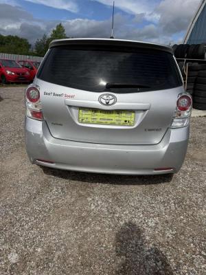 Pelēks Toyota Verso 2010 Jurbarkas, ar dzinēja tilpumu 2.00 L un nobraukumu 240 tūkst. km par 2299 €, foto 5 vietnē AUTOMOTO.COM.LV