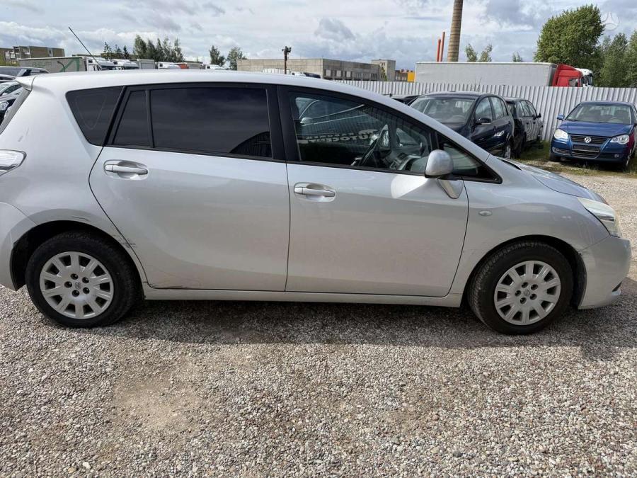 Pelēks Toyota Verso 2010 Jurbarkas, ar dzinēja tilpumu 2.00 L un nobraukumu 240 tūkst. km par 2299 €, foto 7 vietnē AUTOMOTO.COM.LV