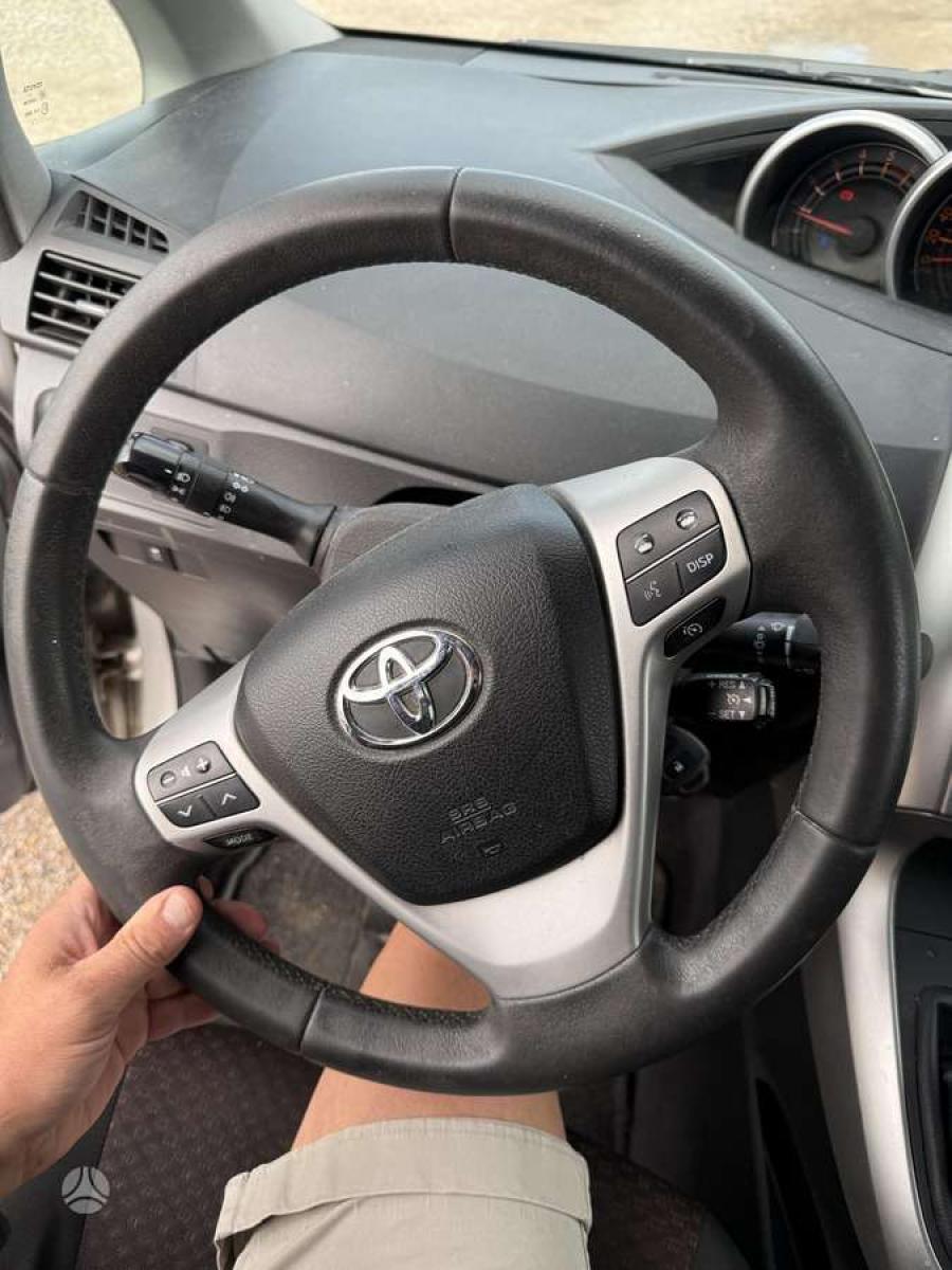 Pelēks Toyota Verso 2010 Jurbarkas, ar dzinēja tilpumu 2.00 L un nobraukumu 240 tūkst. km par 2299 €, foto 11 vietnē AUTOMOTO.COM.LV