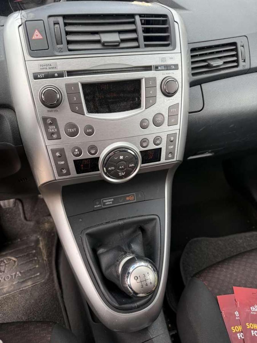 Pelēks Toyota Verso 2010 Jurbarkas, ar dzinēja tilpumu 2.00 L un nobraukumu 240 tūkst. km par 2299 €, foto 12 vietnē AUTOMOTO.COM.LV