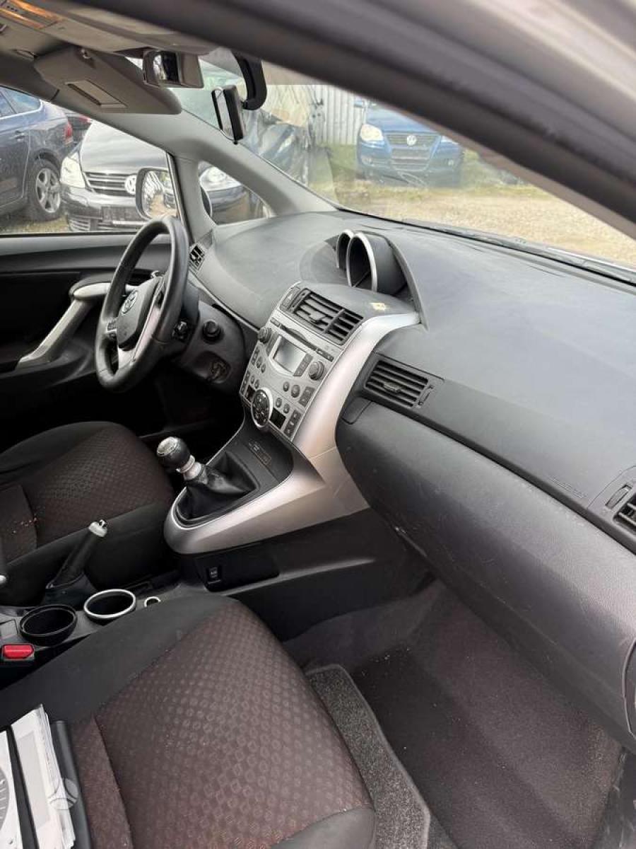 Pelēks Toyota Verso 2010 Jurbarkas, ar dzinēja tilpumu 2.00 L un nobraukumu 240 tūkst. km par 2299 €, foto 14 vietnē AUTOMOTO.COM.LV