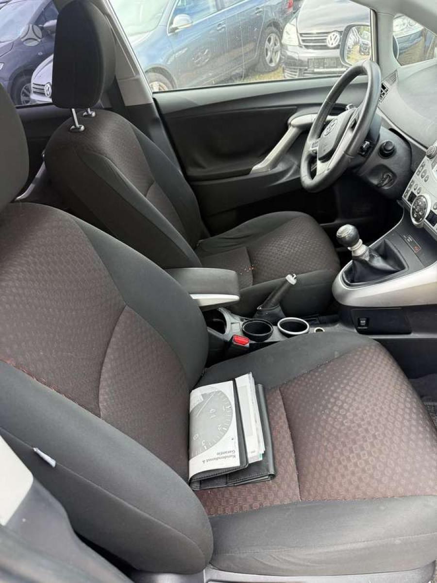 Pelēks Toyota Verso 2010 Jurbarkas, ar dzinēja tilpumu 2.00 L un nobraukumu 240 tūkst. km par 2299 €, foto 15 vietnē AUTOMOTO.COM.LV