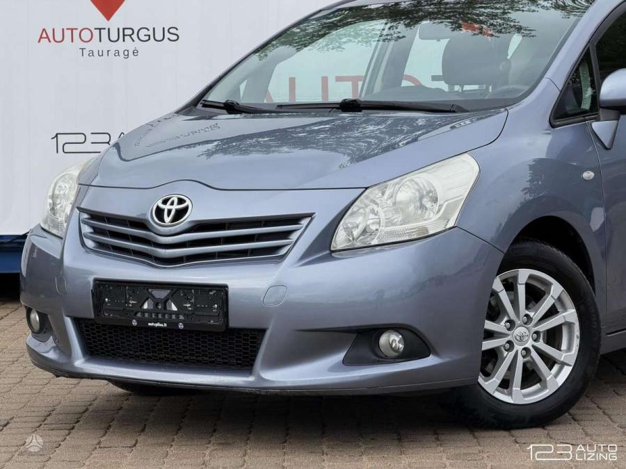 Grey Toyota Verso 2010 in Taurage, with an engine capacity of 2.00 L and mileage of 230 thousand km for 4300 €, photo 3 on AUTOMOTO.COM.LV