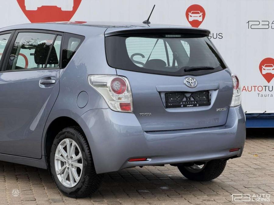 Grey Toyota Verso 2010 in Taurage, with an engine capacity of 2.00 L and mileage of 230 thousand km for 4300 €, photo 8 on AUTOMOTO.COM.LV