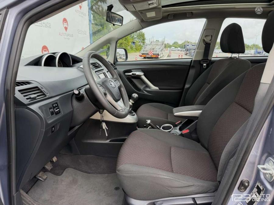 Grey Toyota Verso 2010 in Taurage, with an engine capacity of 2.00 L and mileage of 230 thousand km for 4300 €, photo 11 on AUTOMOTO.COM.LV