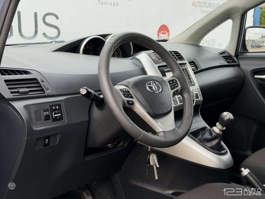 Grey Toyota Verso 2010 in Taurage, with an engine capacity of 2.00 L and mileage of 230 thousand km for 4300 €, photo 12 on AUTOMOTO.COM.LV