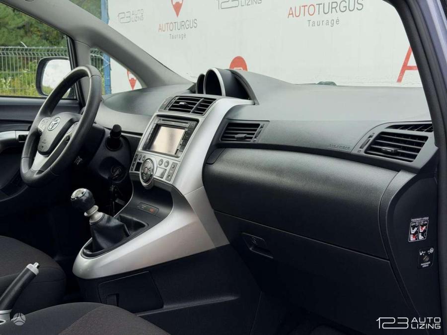 Grey Toyota Verso 2010 in Taurage, with an engine capacity of 2.00 L and mileage of 230 thousand km for 4300 €, photo 15 on AUTOMOTO.COM.LV
