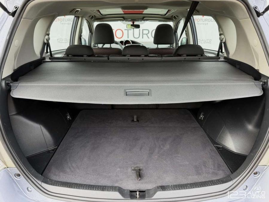 Grey Toyota Verso 2010 in Taurage, with an engine capacity of 2.00 L and mileage of 230 thousand km for 4300 €, photo 27 on AUTOMOTO.COM.LV