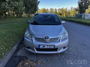 Pelēks Toyota Verso 2010 Rīga, ar dzinēja tilpumu 2.00 L un nobraukumu 0 tūkst. km par 3500 €, foto  vietnē AUTOMOTO.COM.LV