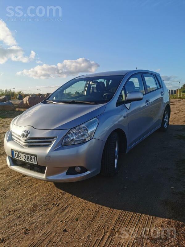 Pelēks Toyota Verso 2010 Daugavpils, ar dzinēja tilpumu 2.00 L un nobraukumu 261 tūkst. km par 5300 €, foto 1 vietnē AUTOMOTO.COM.LV