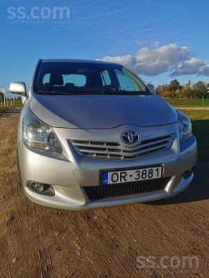 Grey Toyota Verso 2010 in Daugavpils, with an engine capacity of 2.00 L and mileage of 261 thousand km for 5300 €, photo 3 on AUTOMOTO.COM.LV