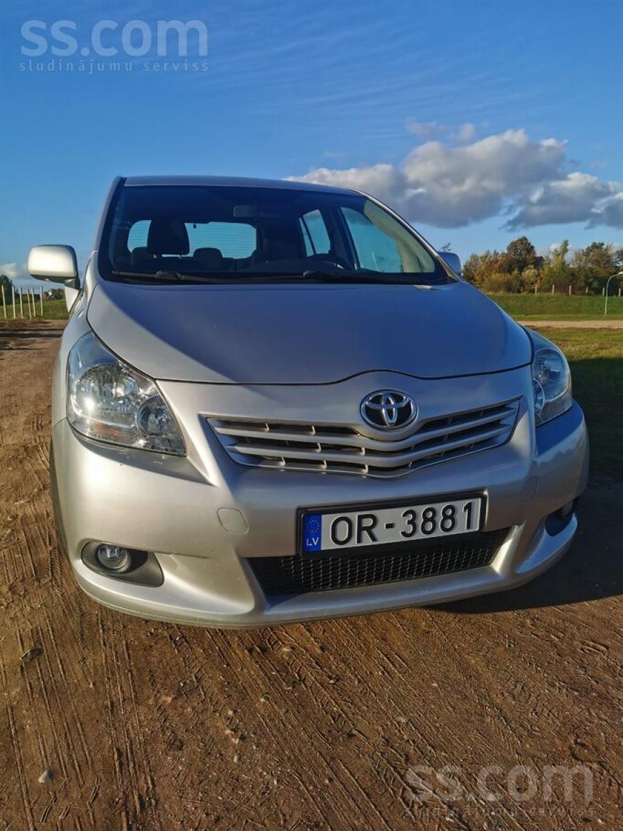 Grey Toyota Verso 2010 in Daugavpils, with an engine capacity of 2.00 L and mileage of 261 thousand km for 5300 €, photo 3 on AUTOMOTO.COM.LV