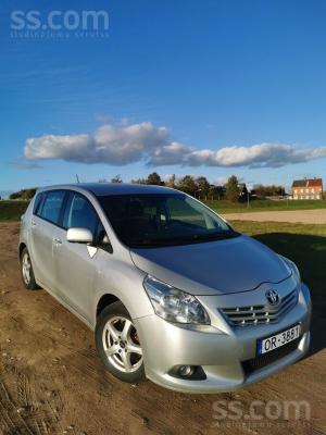 Grey Toyota Verso 2010 in Daugavpils, with an engine capacity of 2.00 L and mileage of 261 thousand km for 5300 €, photo 4 on AUTOMOTO.COM.LV