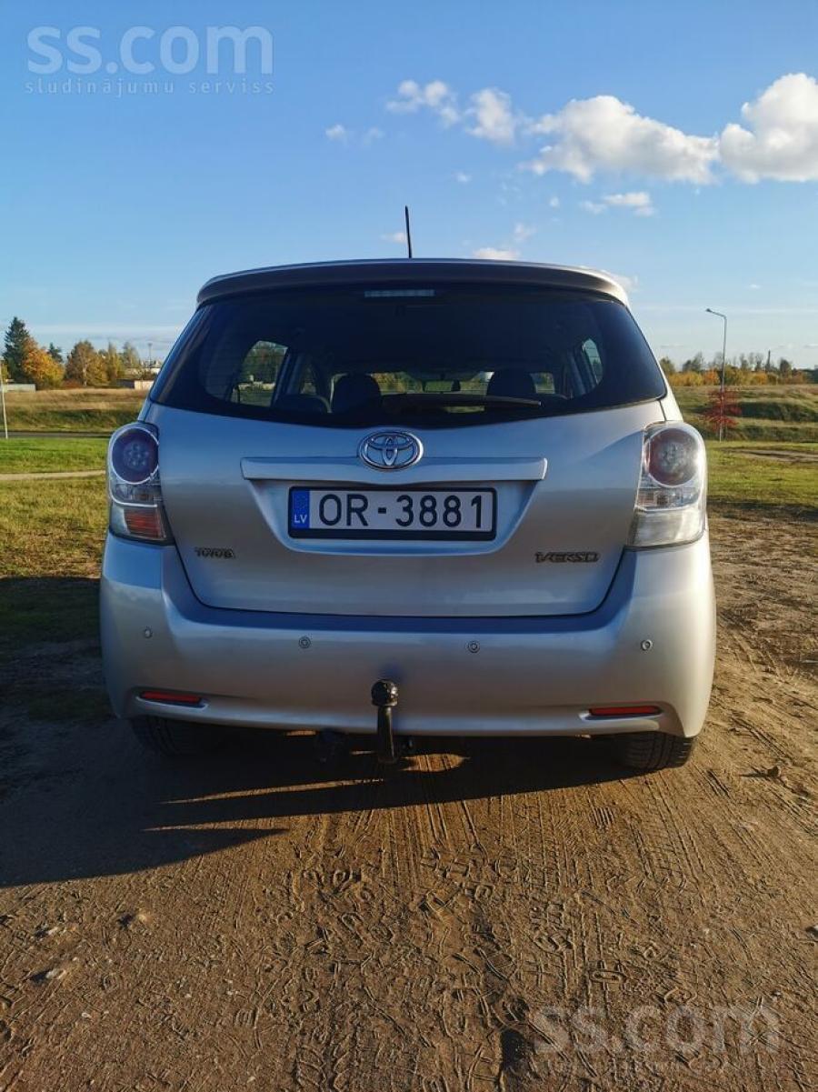 Grey Toyota Verso 2010 in Daugavpils, with an engine capacity of 2.00 L and mileage of 261 thousand km for 5300 €, photo 7 on AUTOMOTO.COM.LV