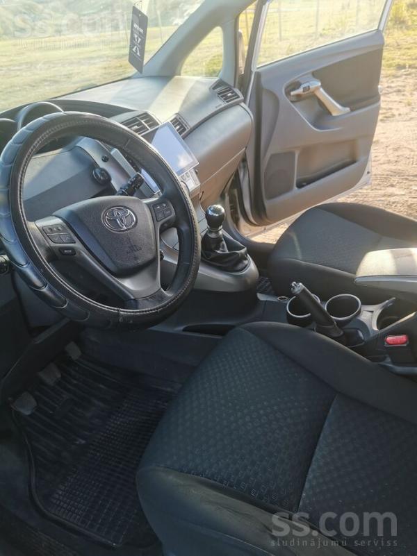 Pelēks Toyota Verso 2010 Daugavpils, ar dzinēja tilpumu 2.00 L un nobraukumu 261 tūkst. km par 5300 €, foto 11 vietnē AUTOMOTO.COM.LV